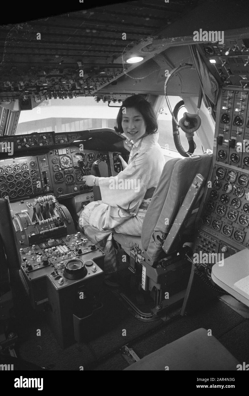 Boeing 747 cockpit Black and White Stock Photos & Images - Alamy