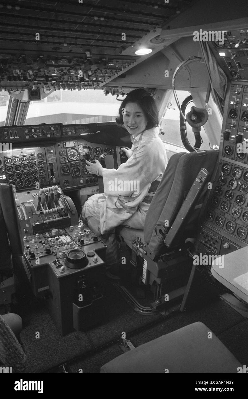 Boeing 747 cockpit Black and White Stock Photos & Images - Alamy