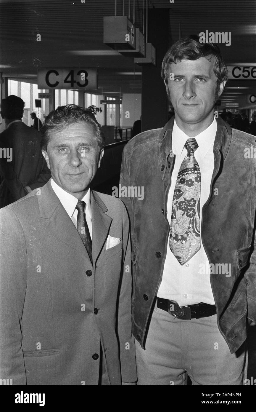 Team Dynamo Dresden arrives at Schiphol, left Fritzsch (Walter), right ...