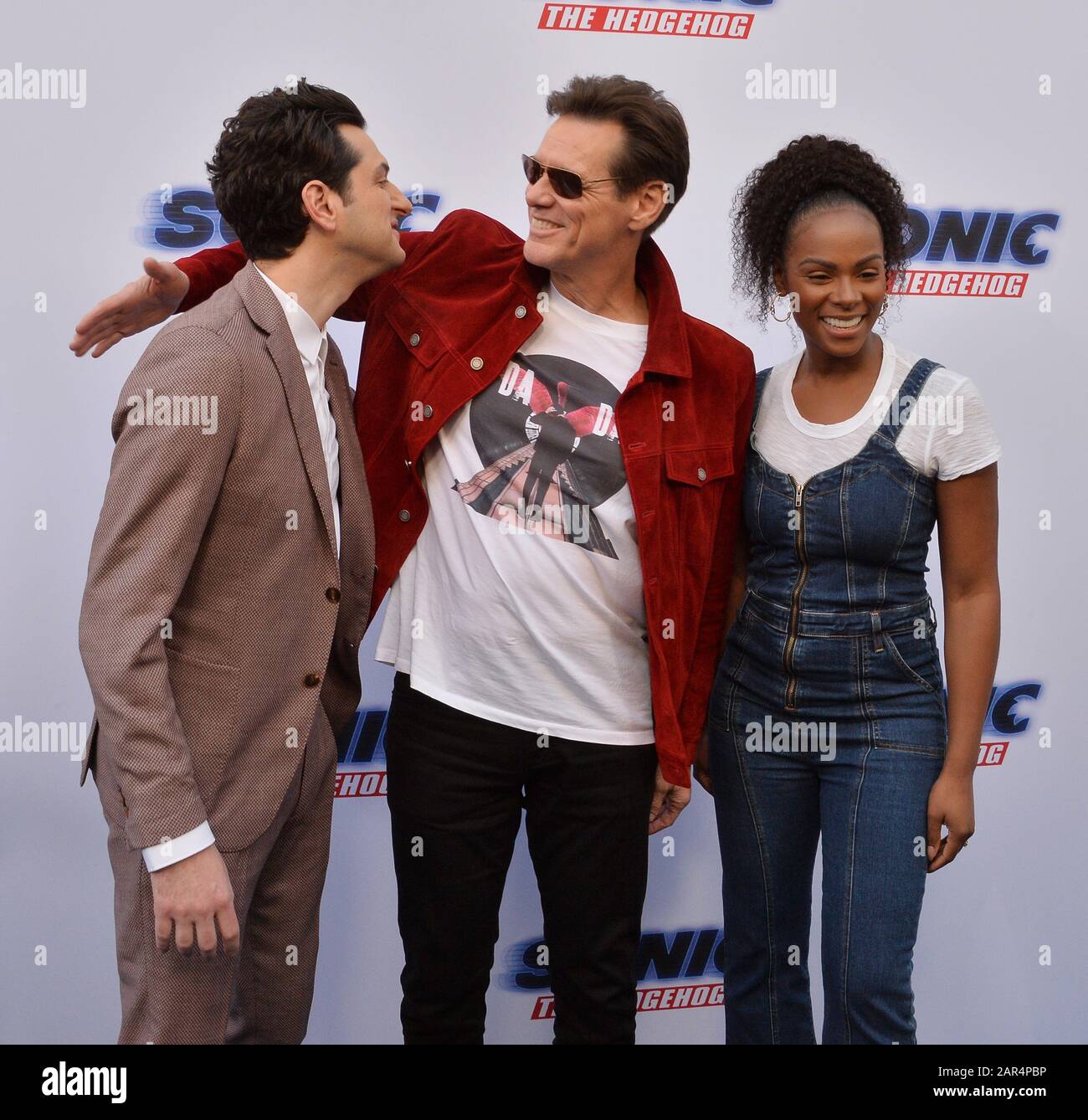 Los Angeles, USA. 25th Jan 2020. Cast members Ben Schwartz, Jim Carey ...