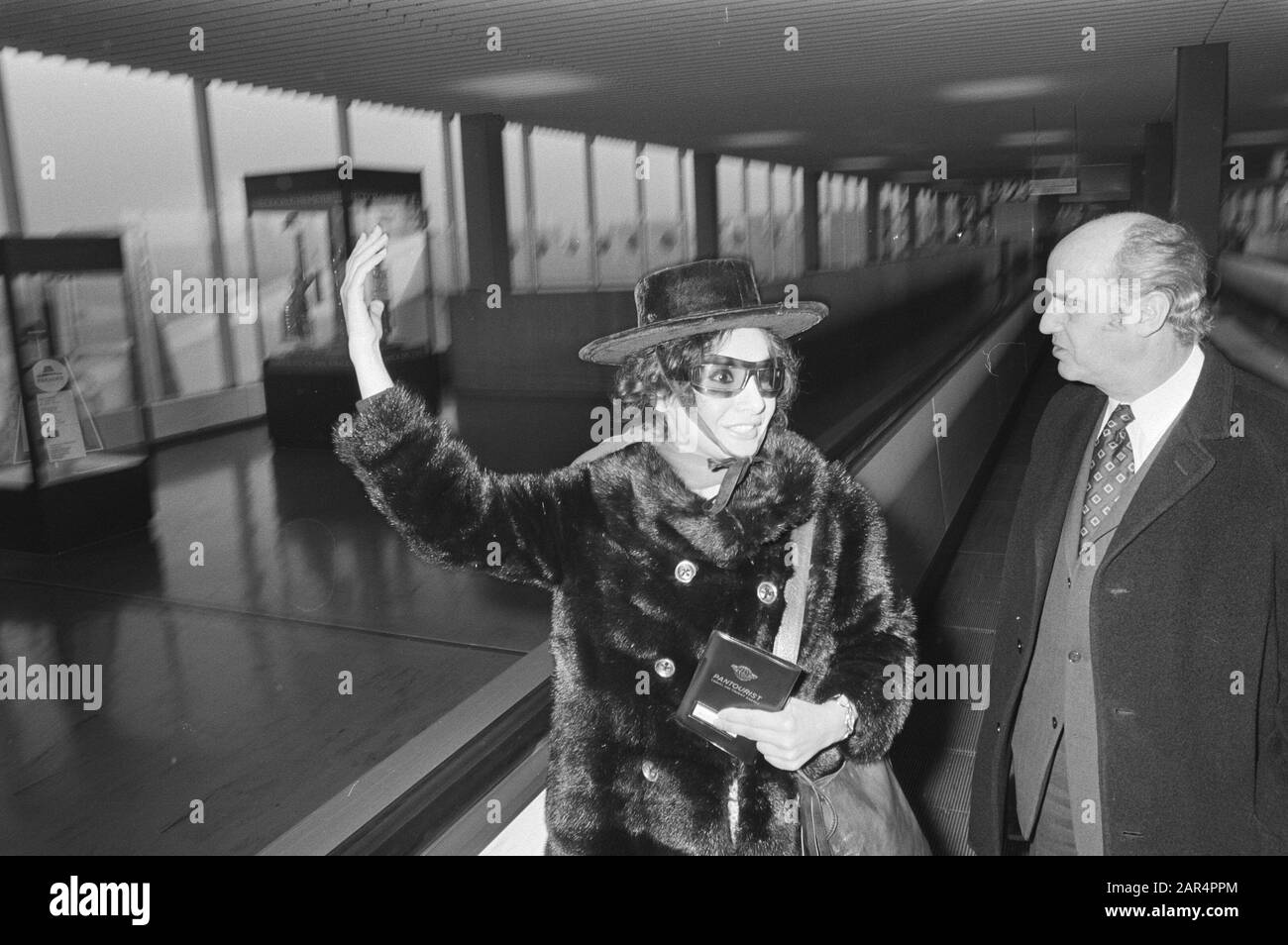 Esther Ofarim, Israeli singer, arrives at Schiphol Date: January 12 ...