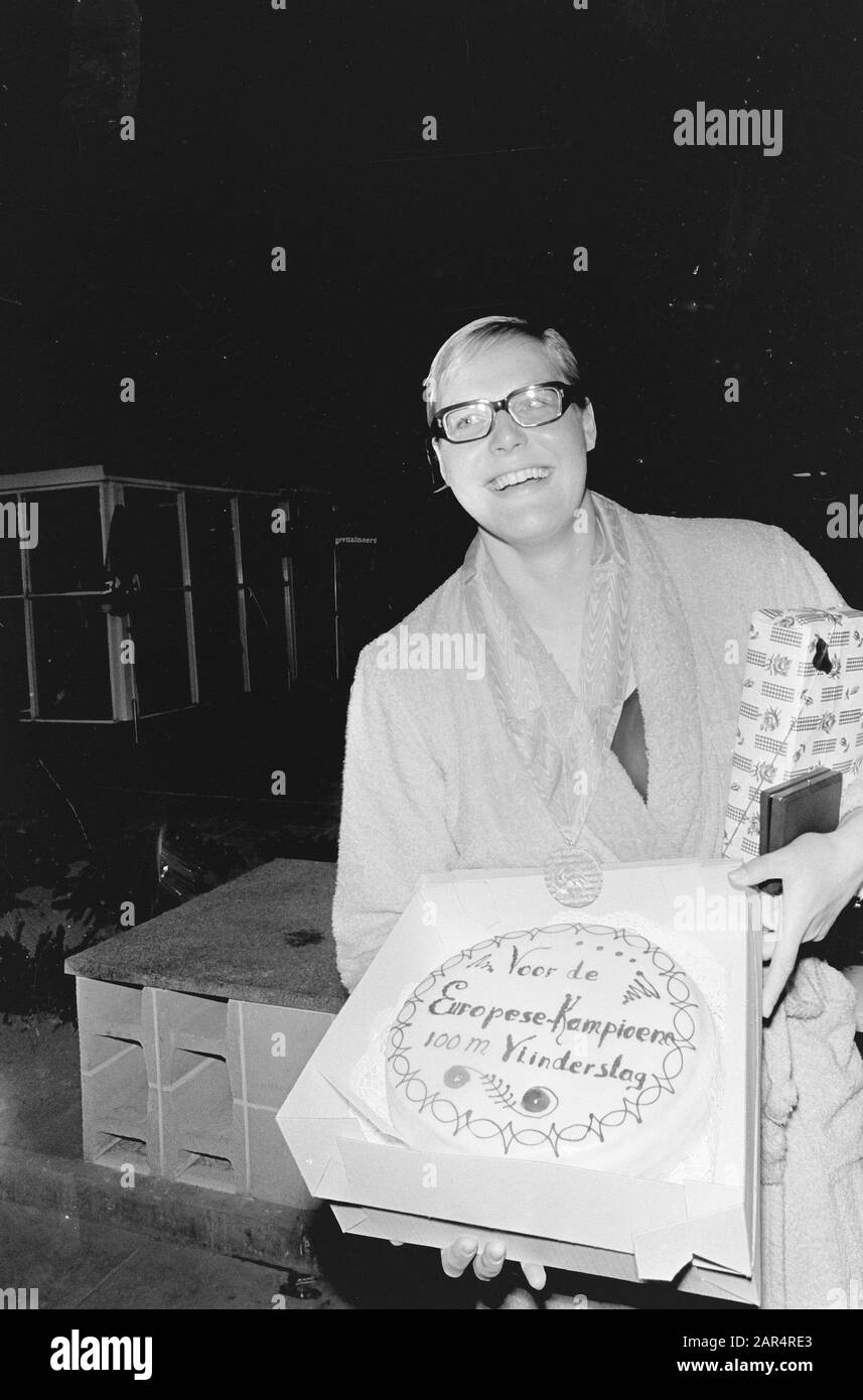 European Swimming Championships, Ada Kok with huge cake Date: August 26 ...