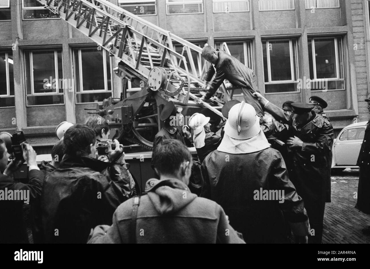 Photojournalist location Black and White Stock Photos & Images - Alamy