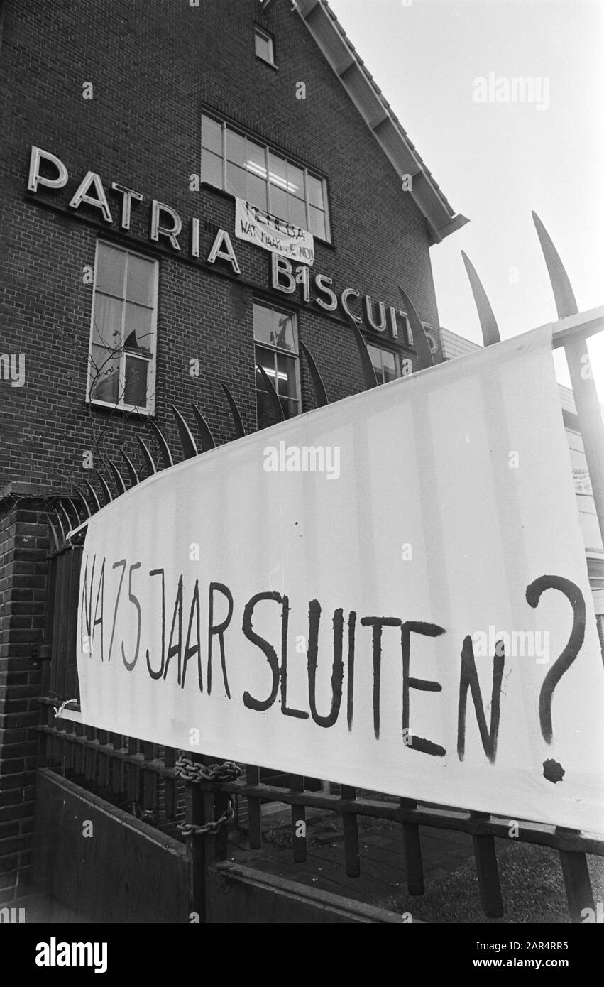Exterieur Patria and banner Date: November 13, 1978 Keywords: factories ...