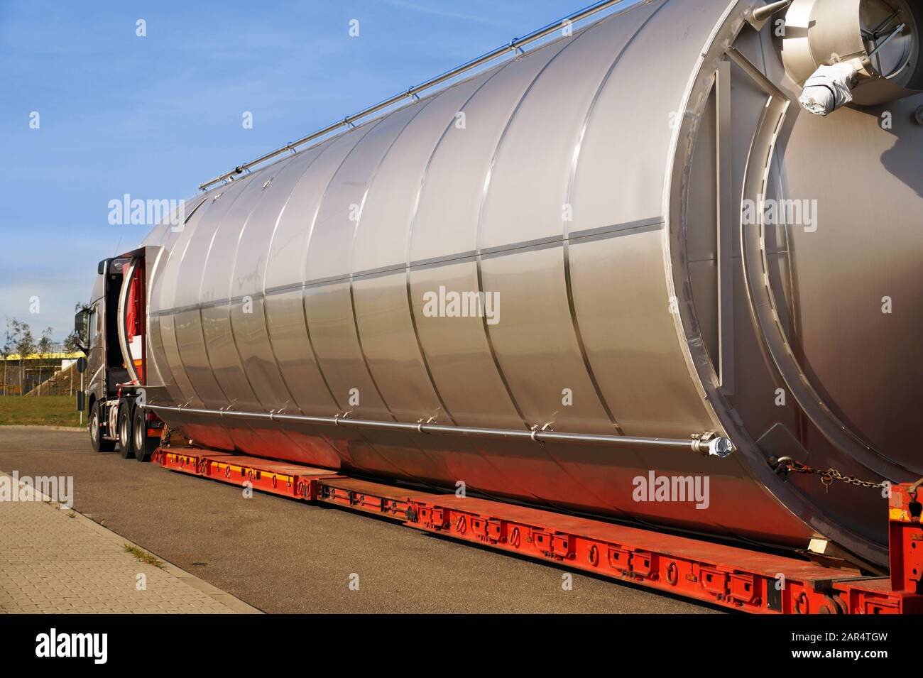 Black steel pipe truck hi-res stock photography and images - Alamy