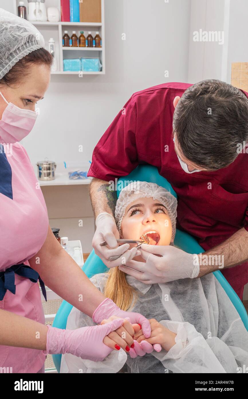 Dentist woman extraction hi-res stock photography and images - Alamy