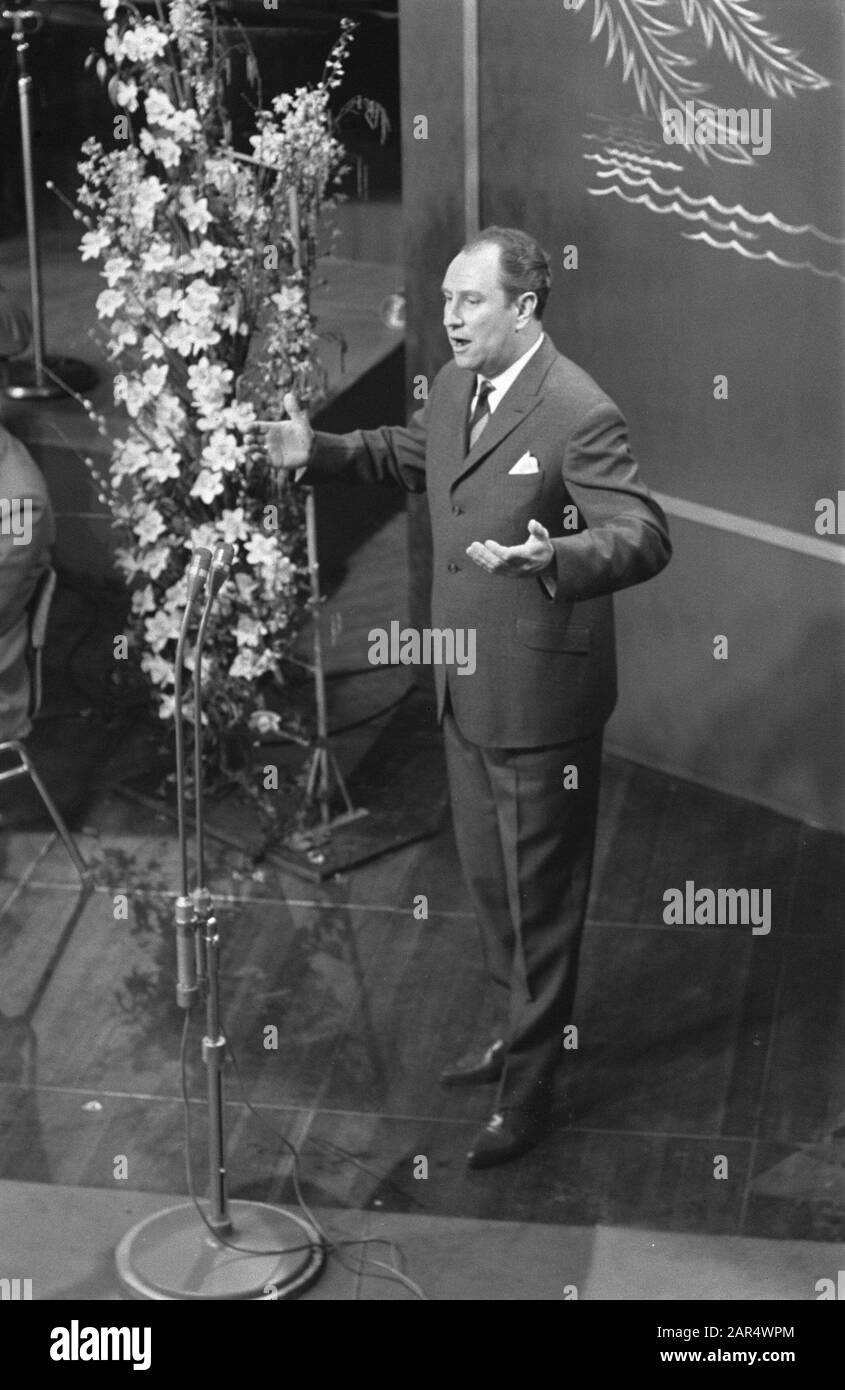 Singer tonny van hulst sings hi-res stock photography and images - Alamy