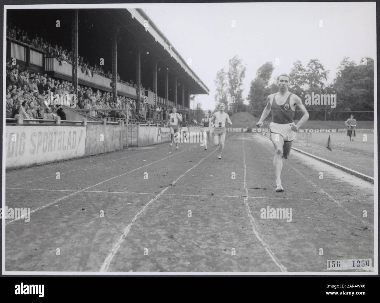 400 running track hi-res stock photography and images - Alamy