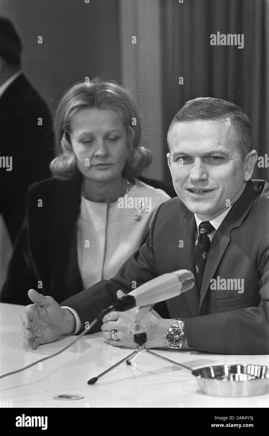 Frank Borman and wife giving press conference at Schiphol Date: 11 ...