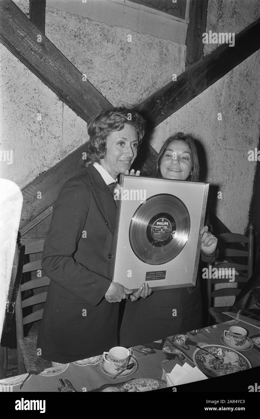 Frida Boccara gets golden LP by C. Valente, Amstelveen Date: September ...