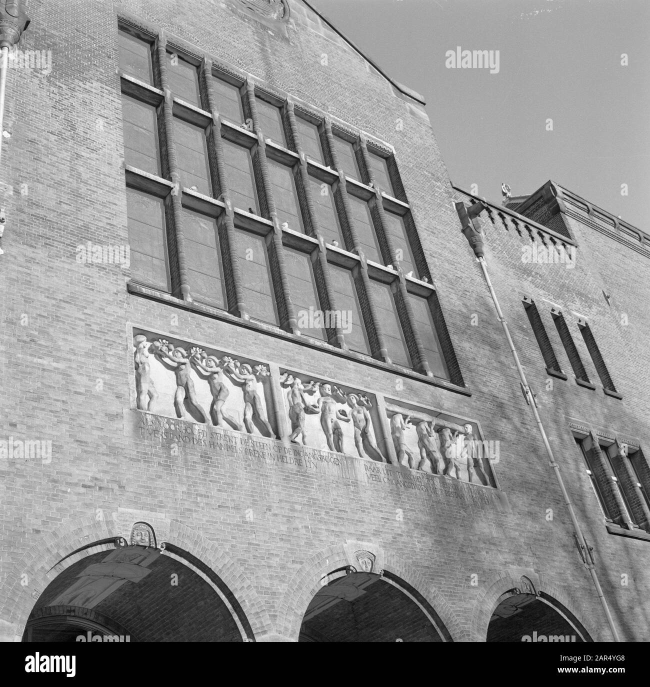 Frontispice architecture Black and White Stock Photos & Images - Alamy