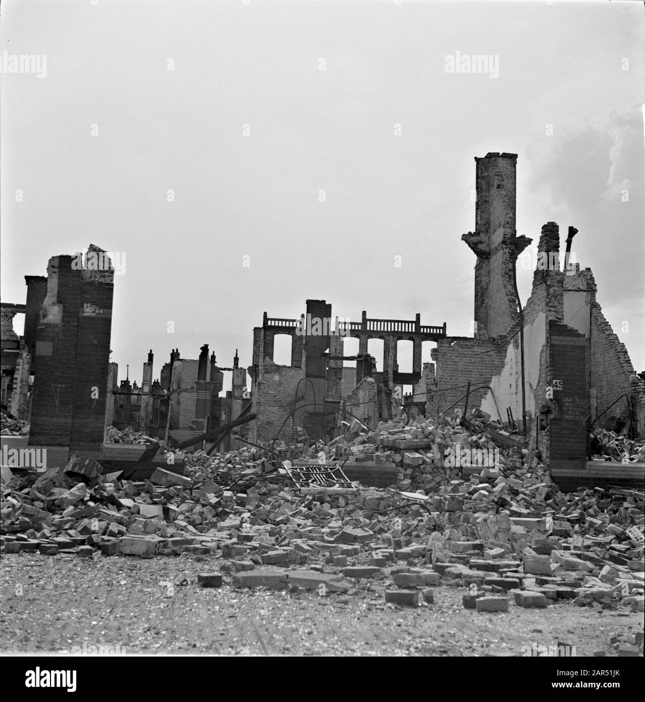 War damage in The Hague: consequences of the bombardment on the ...