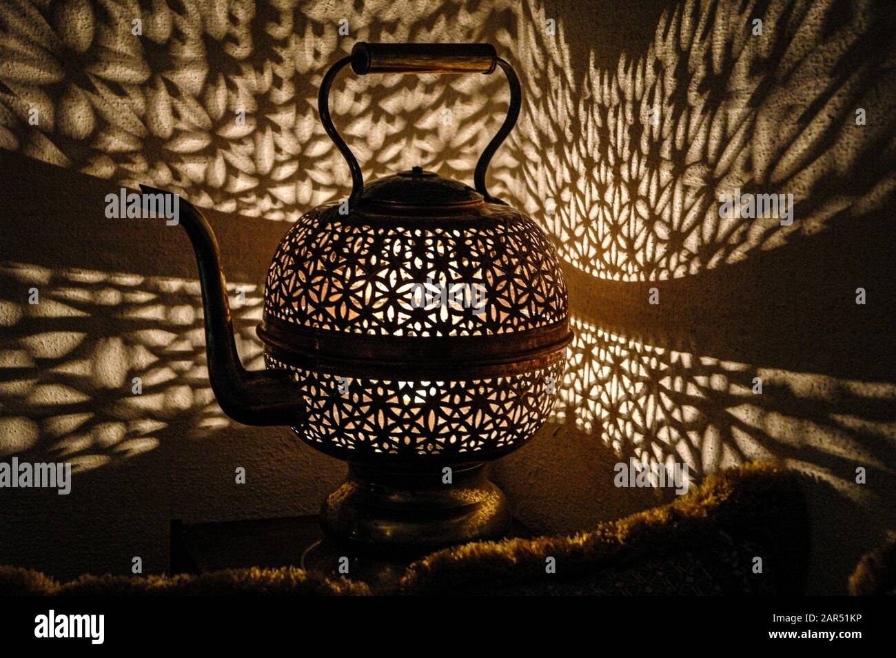 Moorish fretwork teapot lamp, Moroccan table lamp, Tetería, Salón de té ...