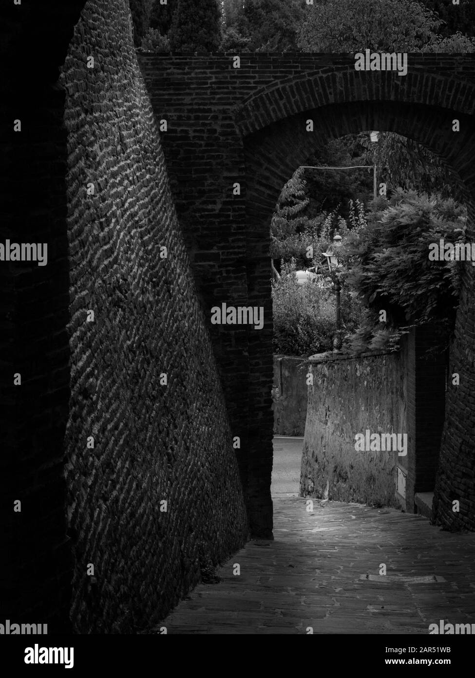 Narrow passage between two walls hi-res stock photography and images ...