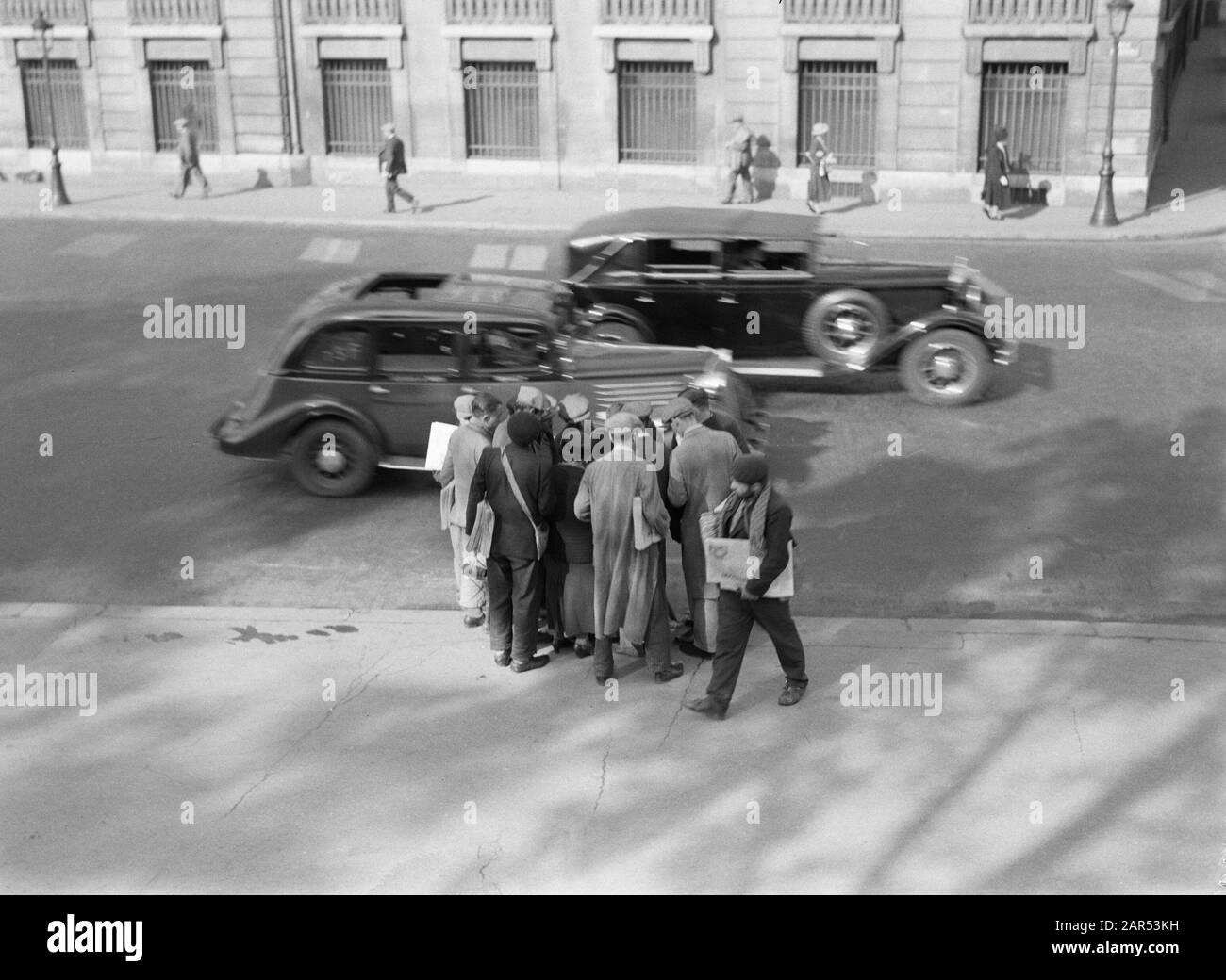 Reportage Paris Group of newspaper deliveries on the street Date: 1935 ...