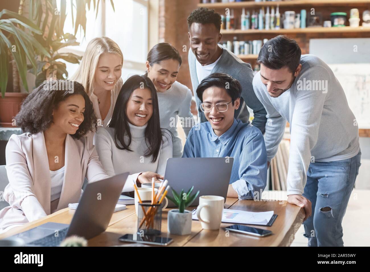 Watching presentation hi-res stock photography and images - Alamy