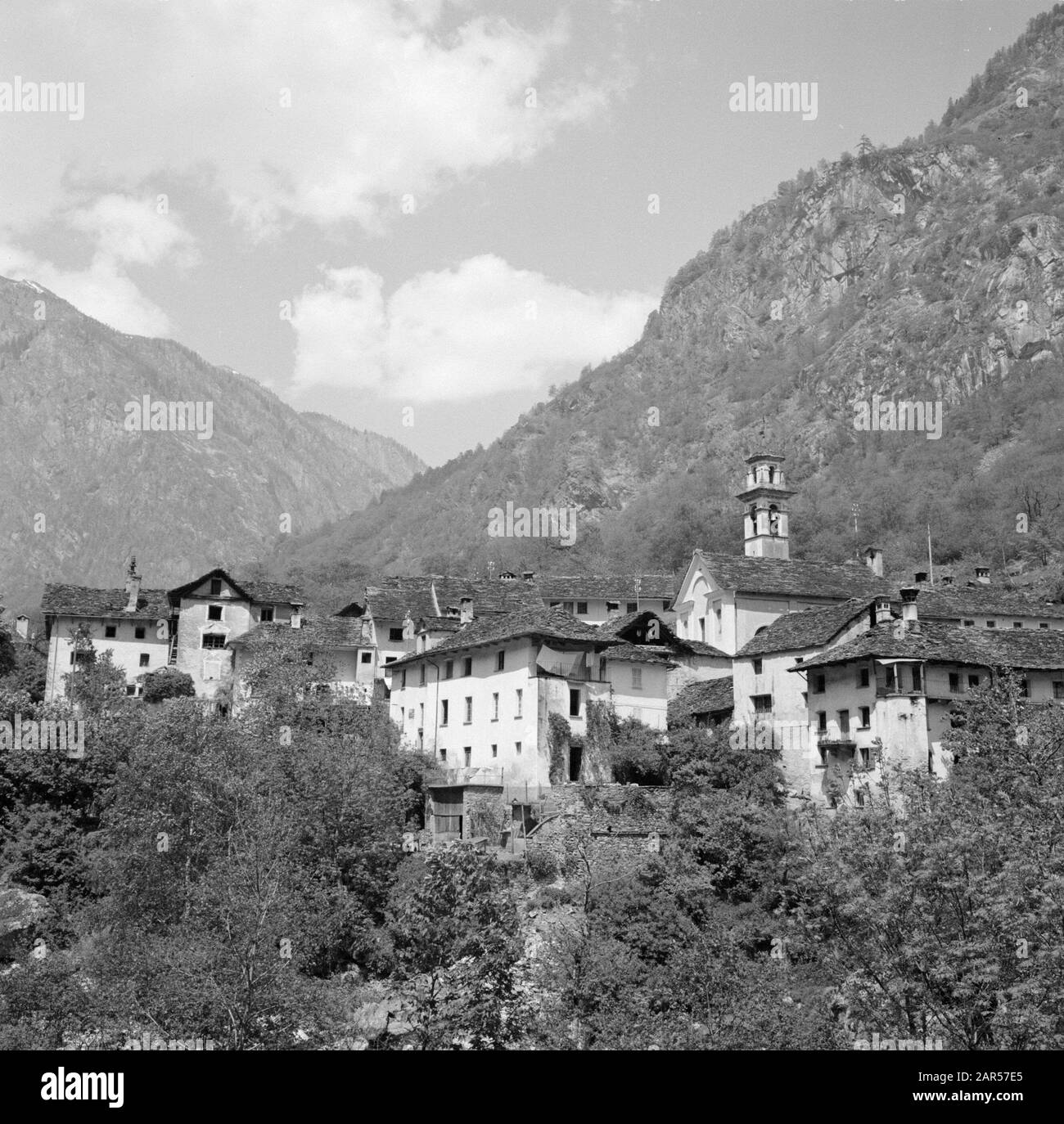 Italy 1964 village hi-res stock photography and images - Alamy