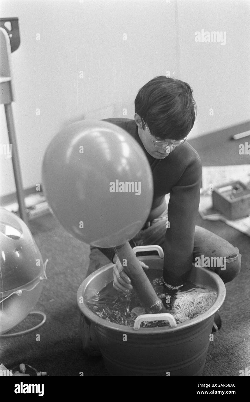 Hiswa 1972 in RAI, demonstration lifejacket with signal balloon Date ...