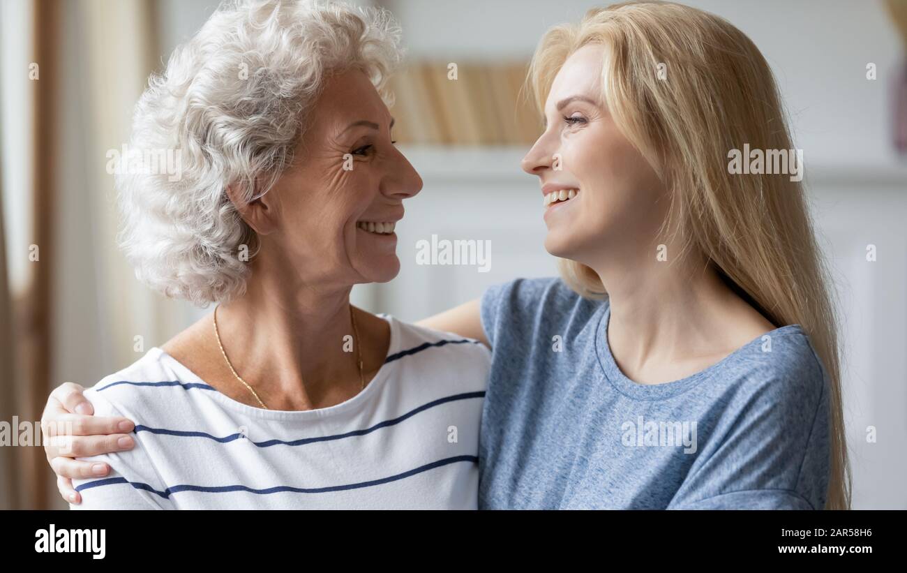 Grown up daughter and mother talk hi-res stock photography and images ...
