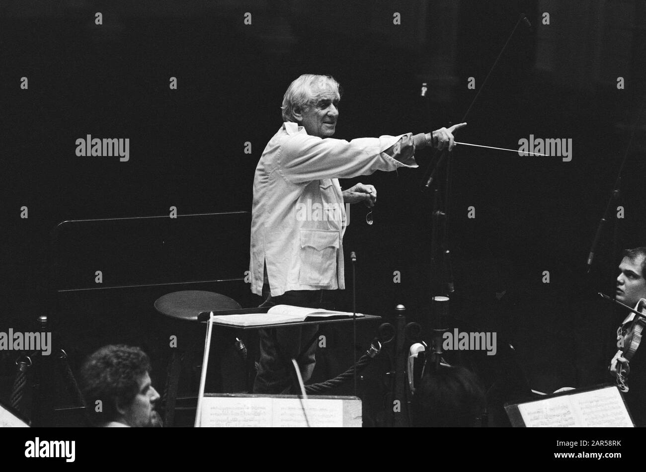 Leonard bernstein conducting hi-res stock photography and images - Alamy