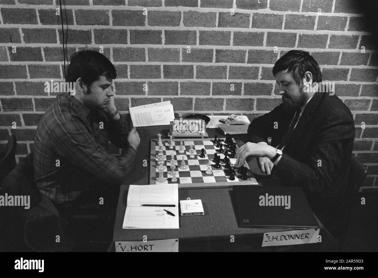 Blast oven Chess Tournament third round. Donner (right) vs. Horst Date ...