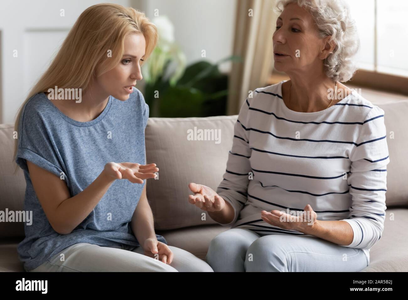 Mother daughter arguing 70s hi-res stock photography and images - Alamy