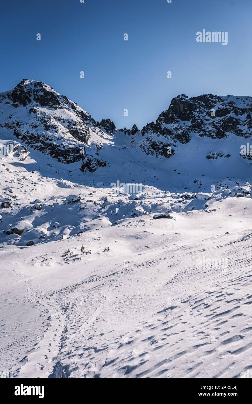Winter mountain trail path running through the valley Stock Photo - Alamy