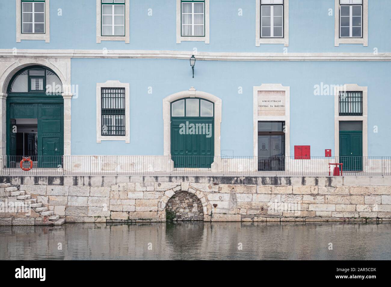 Lisbon waterfront hi-res stock photography and images - Alamy