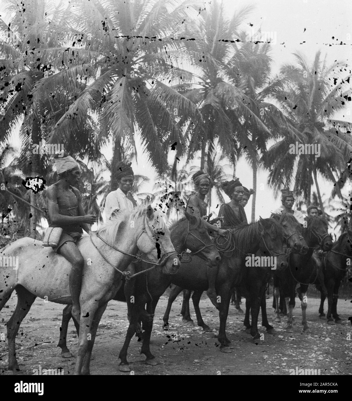 Soendareportage [Indonesian riders on horses. Sumbawa?] Date: 1946/01 ...