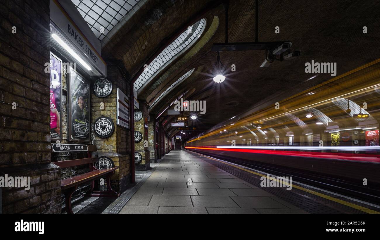 Circle line train baker street hi-res stock photography and images - Alamy