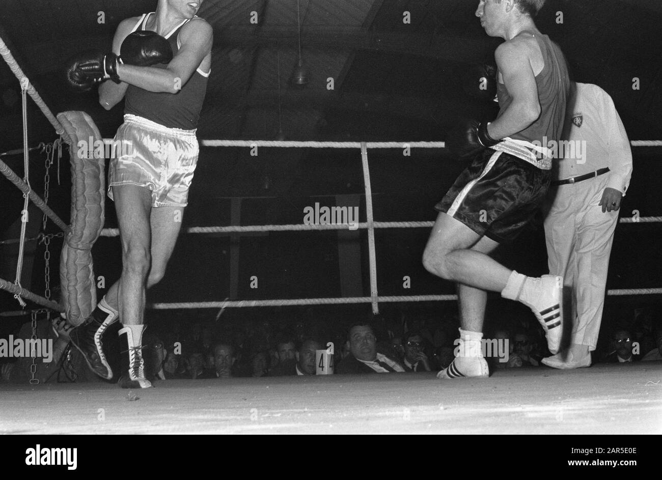 International Boxing tournament in RAI. Huppen (left) (Ned.) and ...
