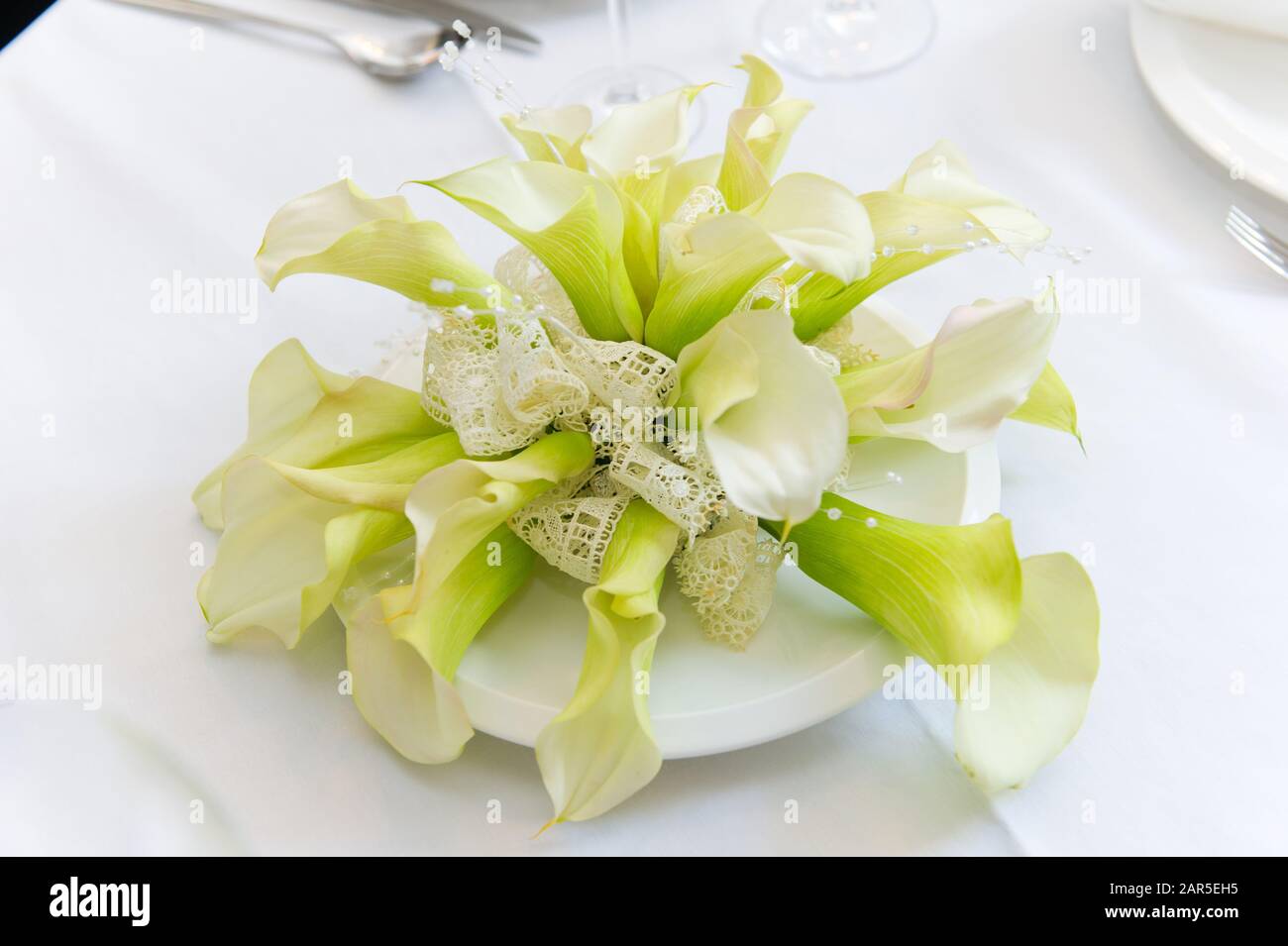 simple flower arrangement on a table outdoors Stock Photo - Alamy