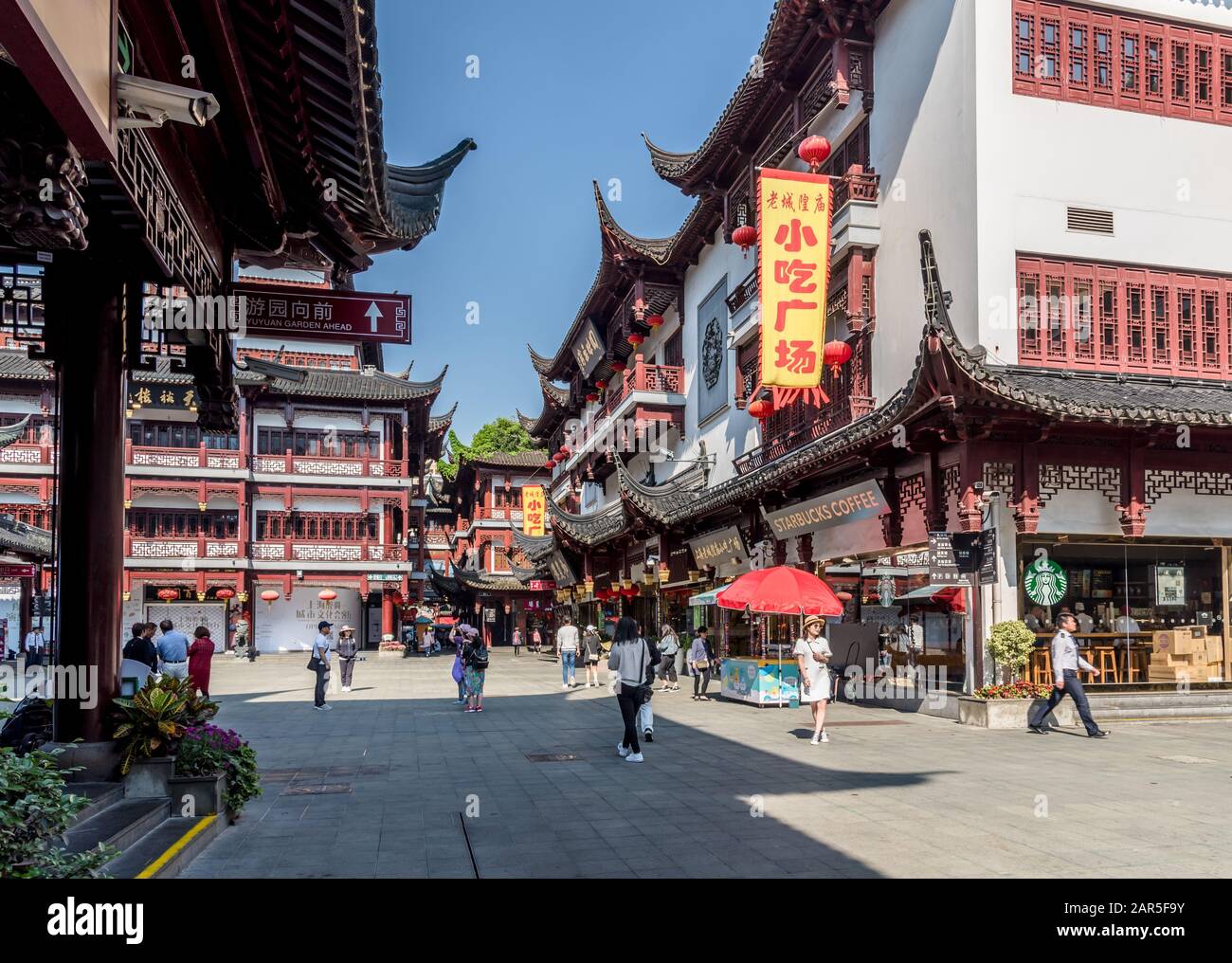 Shanghai city god temple architecture hi-res stock photography and ...