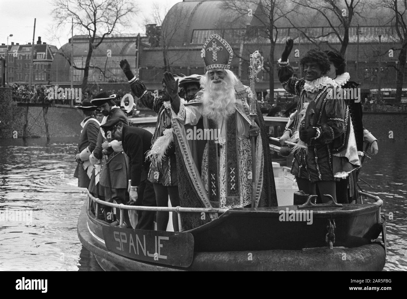 Entry St. Nicolaas in Amsterdam; arrival Sinterklaas in boat Date: 19 ...
