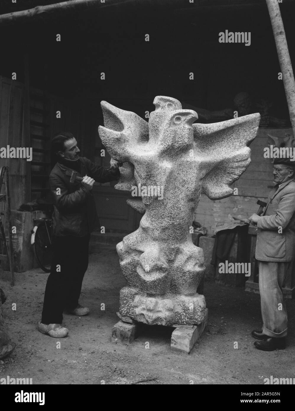 J. W. Radecker makes image for Nijmegen Date: 21 april 1958 Location ...