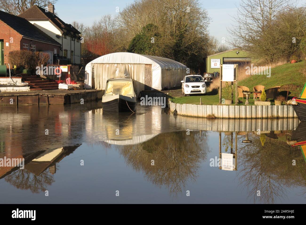 Cargo narrowboats hi-res stock photography and images - Alamy
