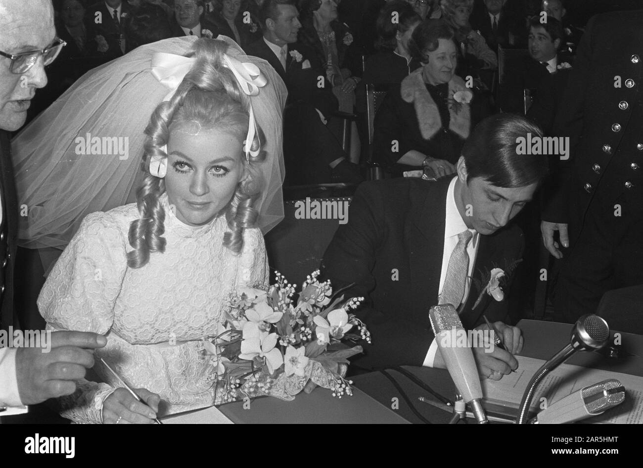 Johan Cruijff married to Danny Coster bridal couple signs deed Date ...