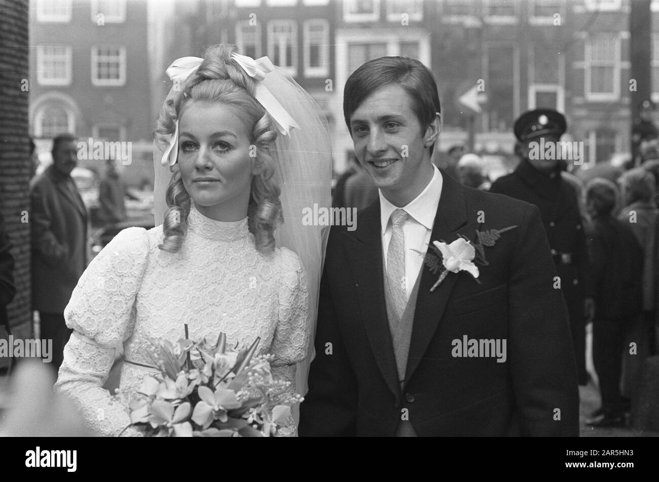 Johan Cruijff married to Danny Coster the newlyweds at the Town Hall Date: December 2, 1968 ...