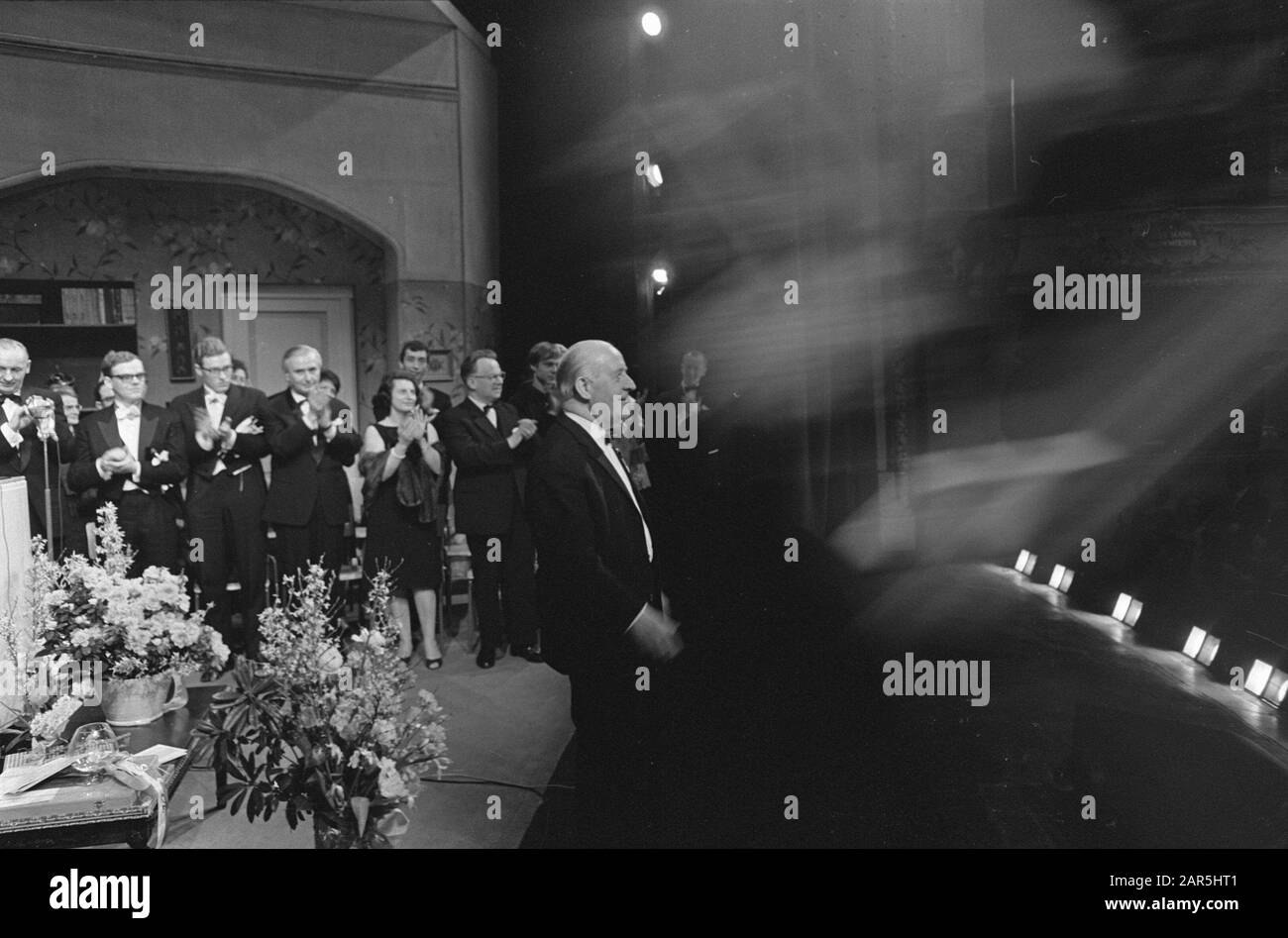 Johan Card 50 years of stage, from the hands of Minister Vrolijk ...