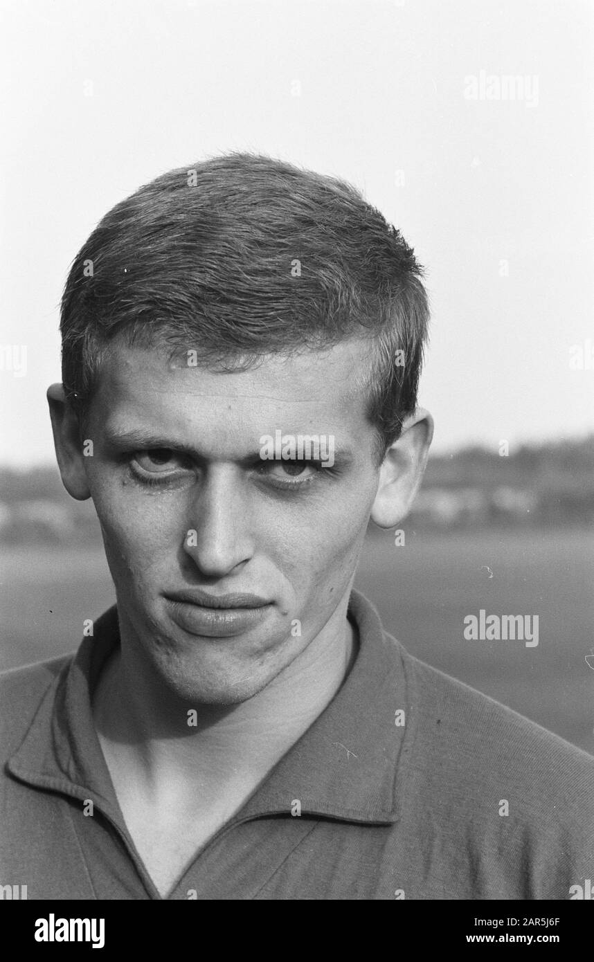 Young Oranje trains, Piet Keizer (Ajax) Date: November 2, 1962 Keywords ...