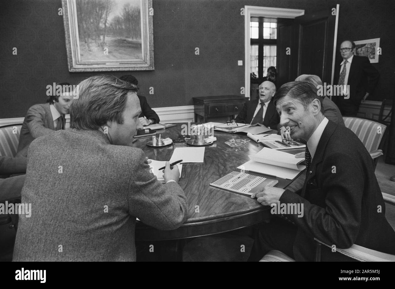 Cabinetsformation; v.l.n.r. Van Thijn, Den Uyl, Spring Van Agt Date ...