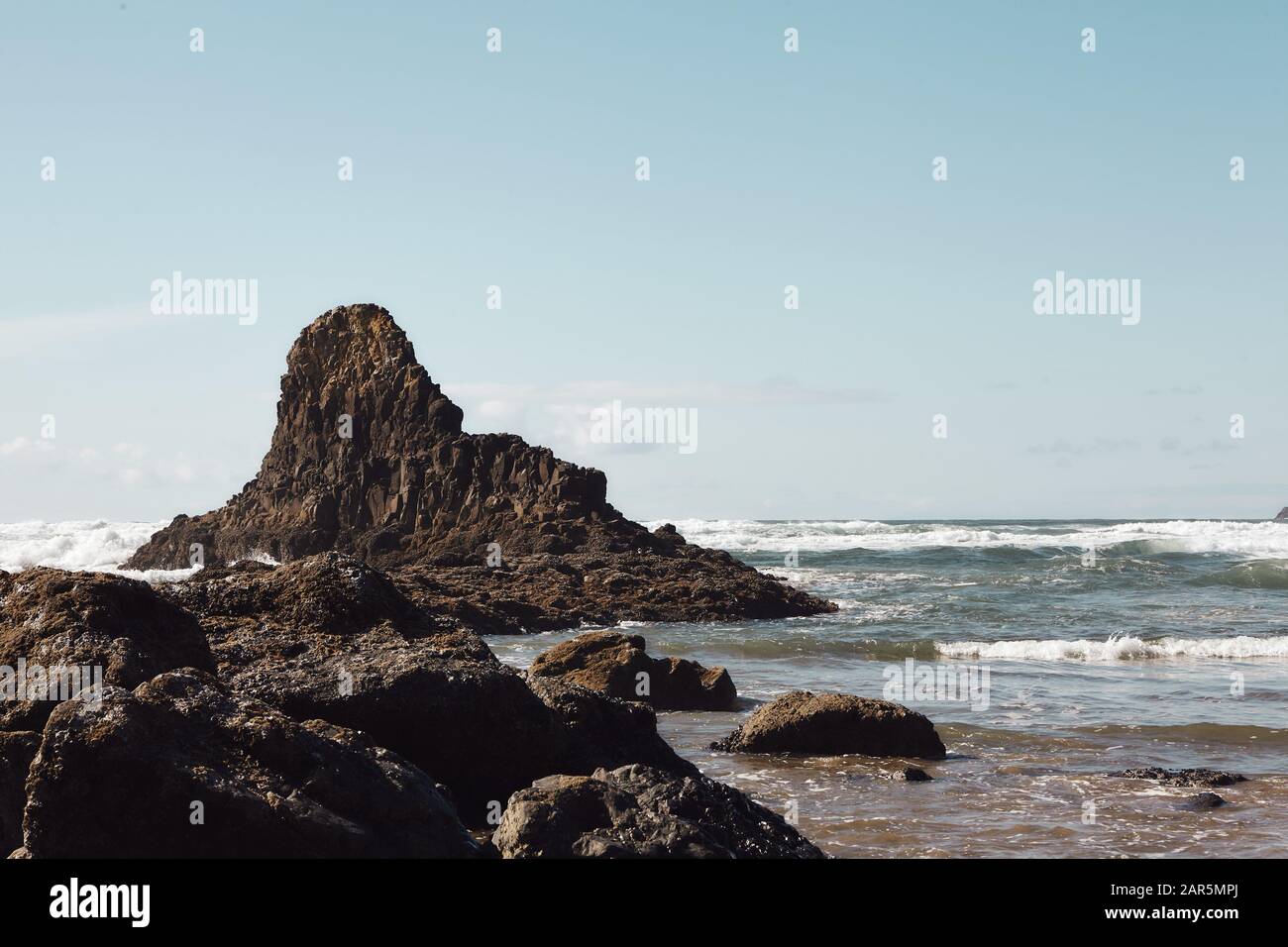 Scenery of rocks at the coastline of the Pacific Northwest in Cannon ...