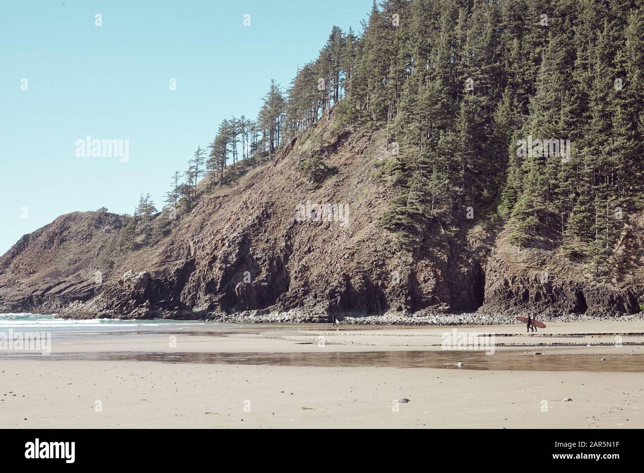 Rock formation at the shore of the Pacific Ocean in Oregon Stock Photo ...