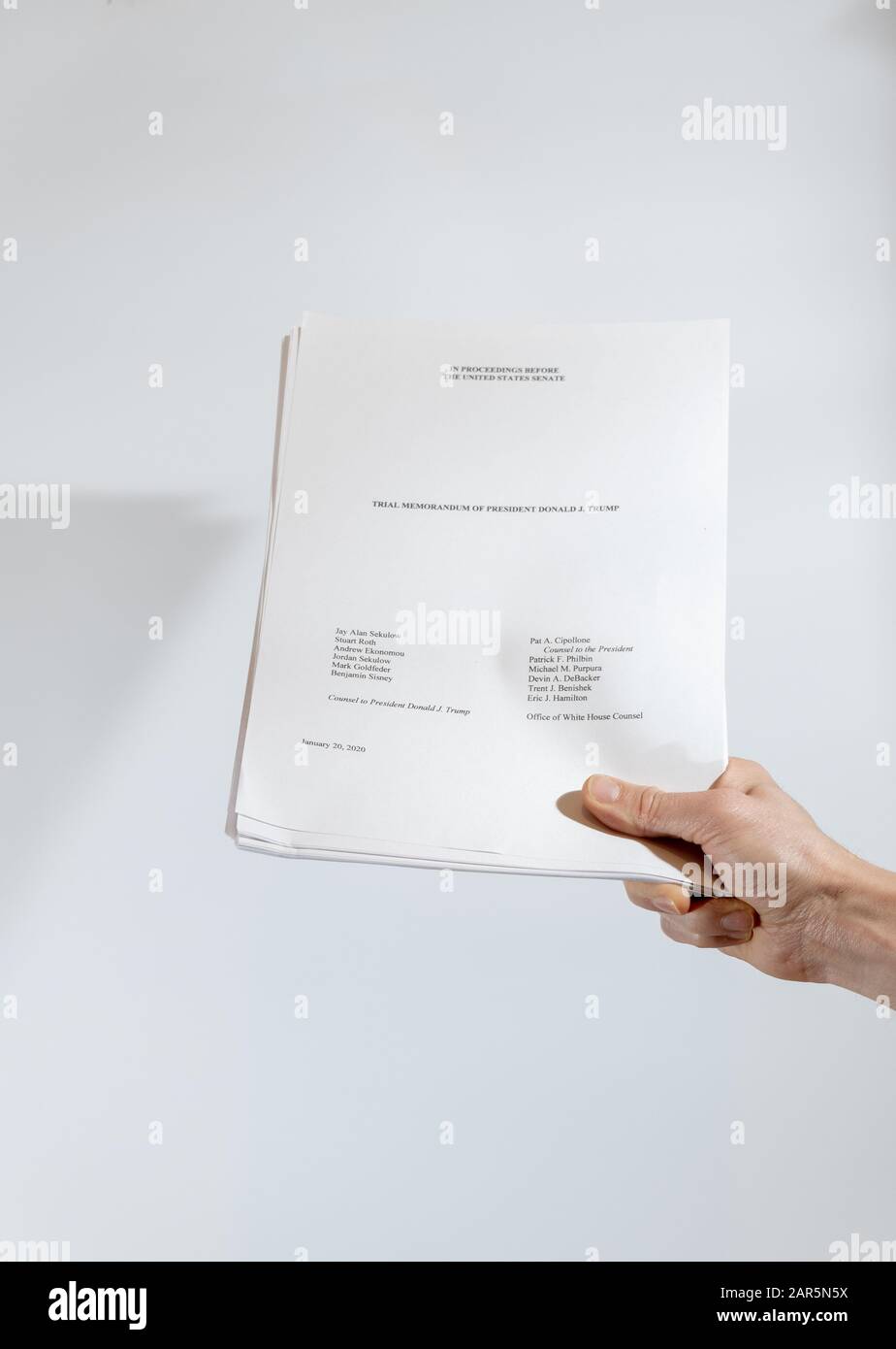 Hand giving papers with memorandum Stock Photo - Alamy