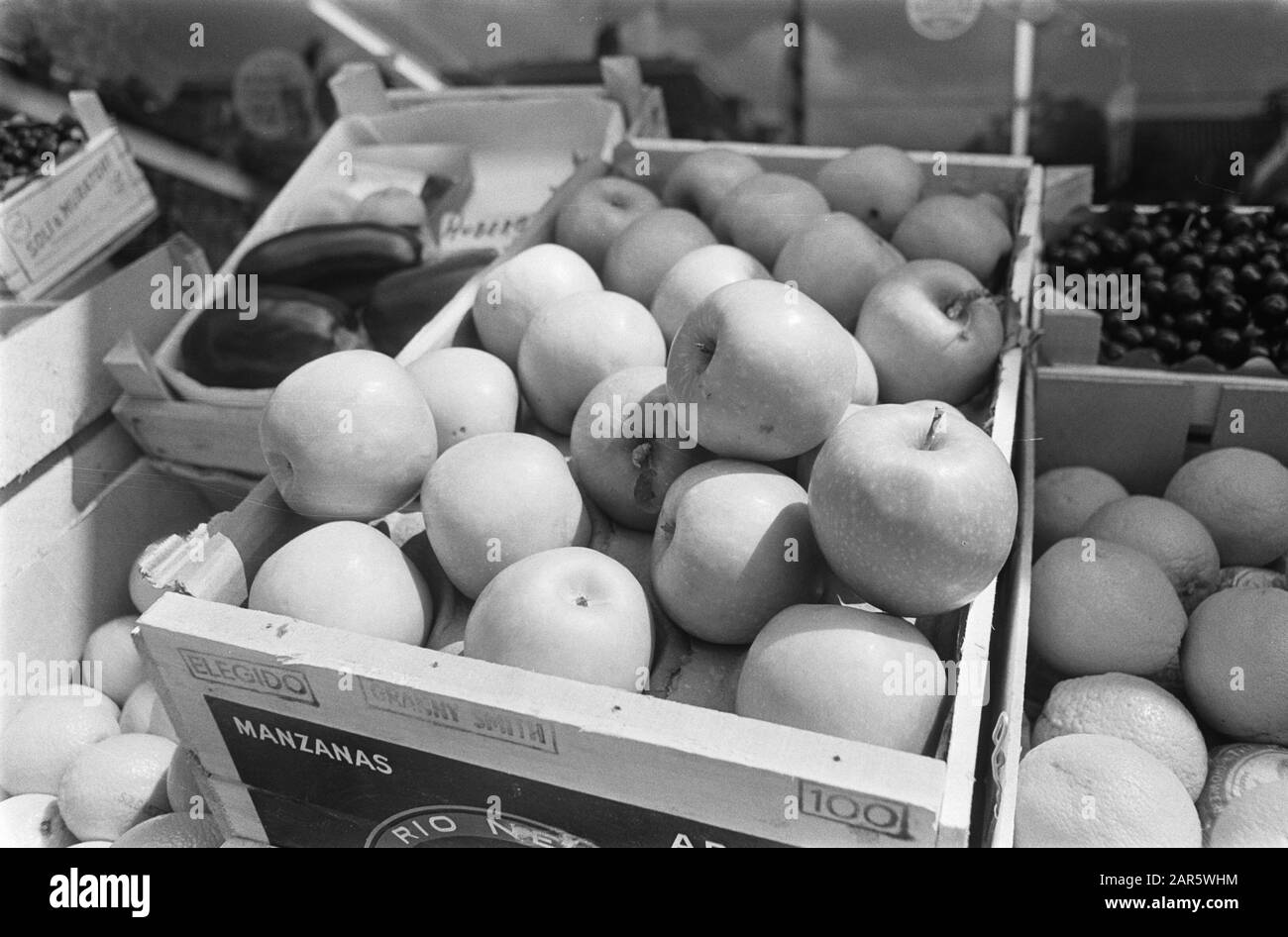 Fruit and vegetables Chest with apples Date: June 17, 1969 Keywords ...