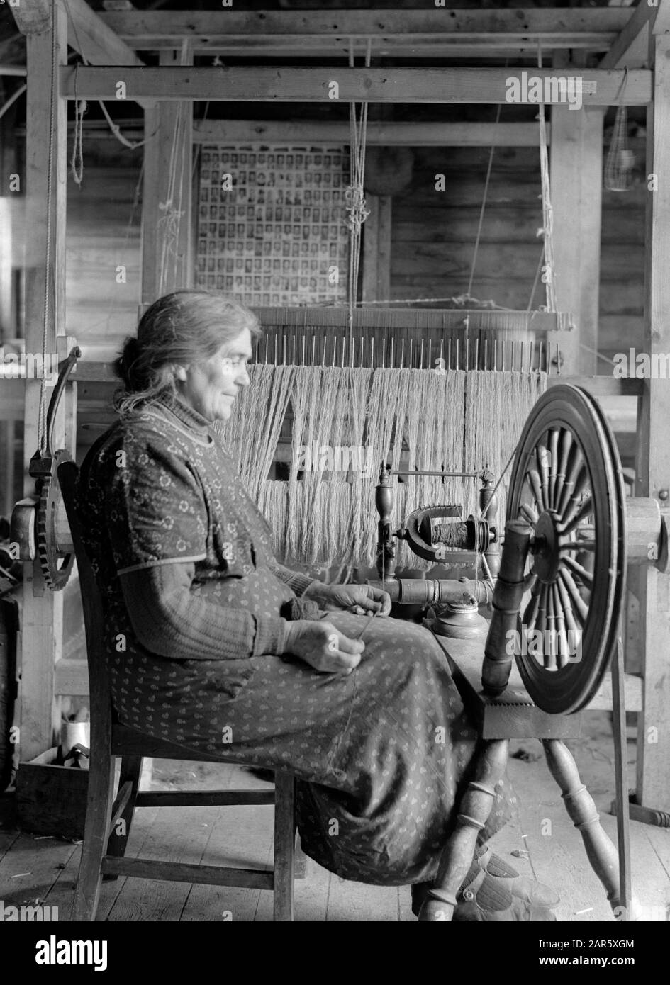 Weaving wool scotland hi-res stock photography and images - Alamy