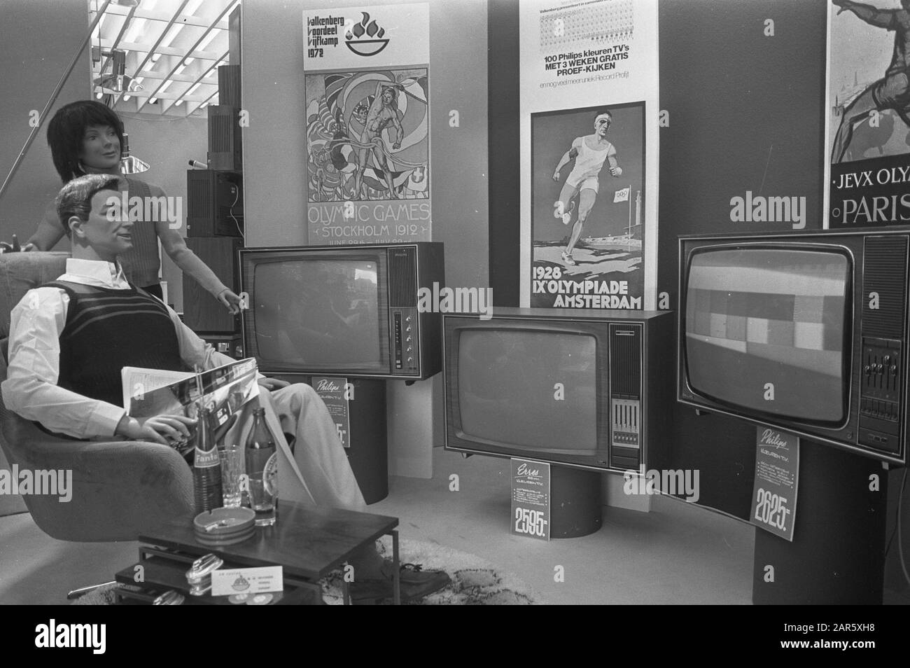 Colour tv sets hi-res stock photography and images - Alamy