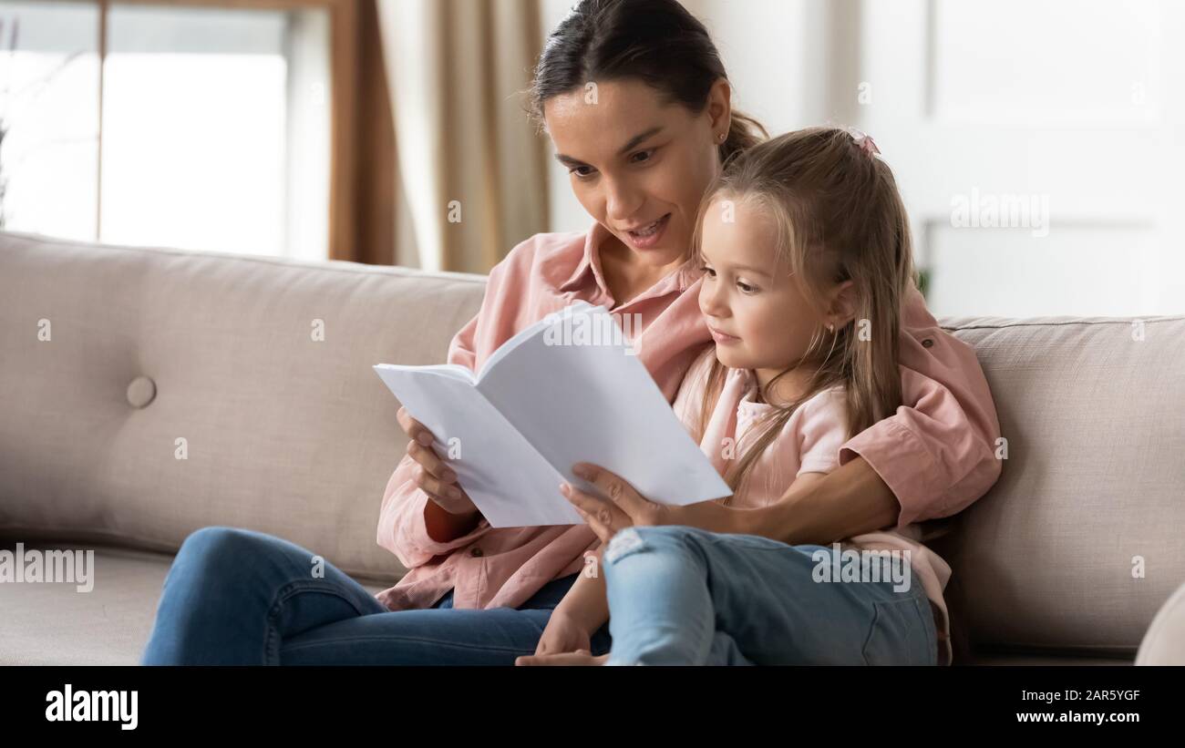 Reading book mum child hi-res stock photography and images - Alamy