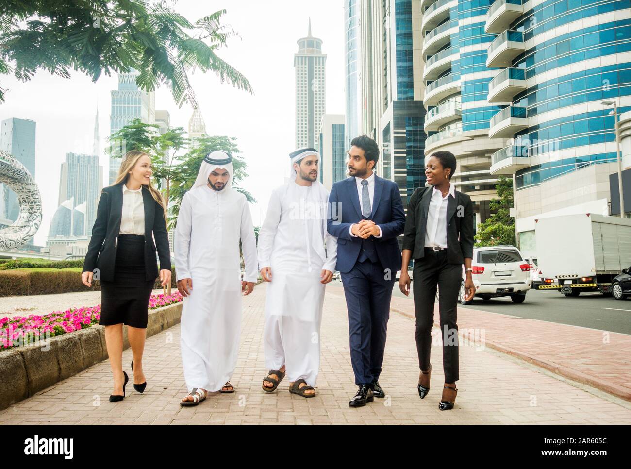 Saudi arabian women walking on road hi-res stock photography and images ...