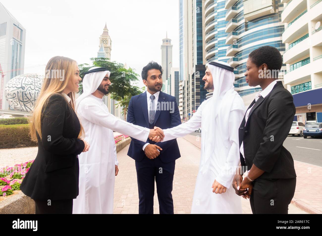 Saudi arabian women walking on road hi-res stock photography and images ...